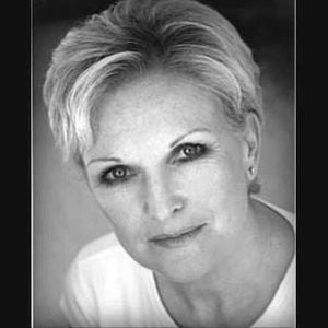 RETROPOPIC 481 - SINGER & ACTRESS LYN PAUL TALKS: FROM THE NEW SEEKERS ...