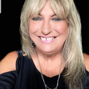 Radio Dacorum introduces County Singer Carol Stevens on the Red Carpet ...