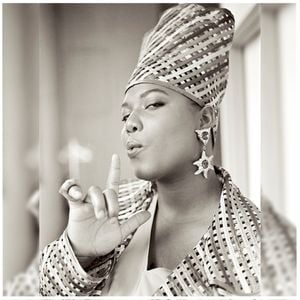 Queens of the M.I.C. ft MC Lyte, Queen Latifah, Lauryn Hill, Missy ...