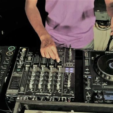 Holiday Jazz-Pop Mix 2023- DJ Chaz Meads- 91.7 WWVV by DJ Chaz Meads ...