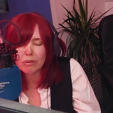 Clive R with Suzanne Cook live on Maritime Radio plus Gina West & chart ...